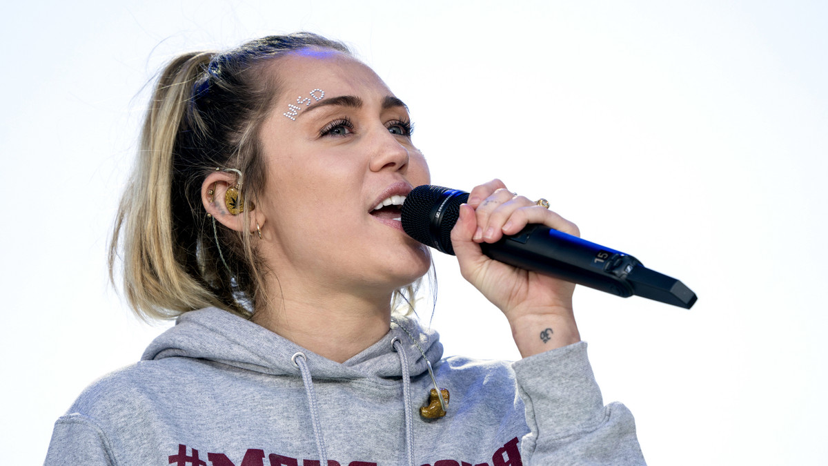 miley cyrus: 'she is coming'-album ist raus